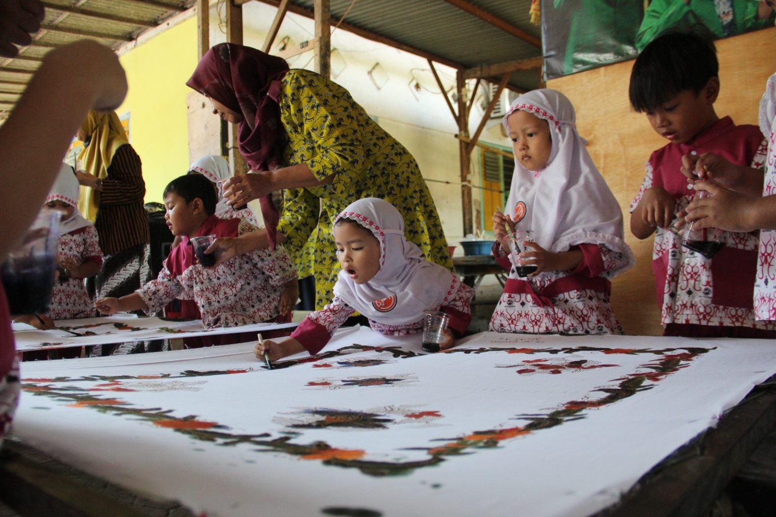 Hari Batik Nasional, Siswa PAUD Belajar Membatik di Pusat Kerajinan ...