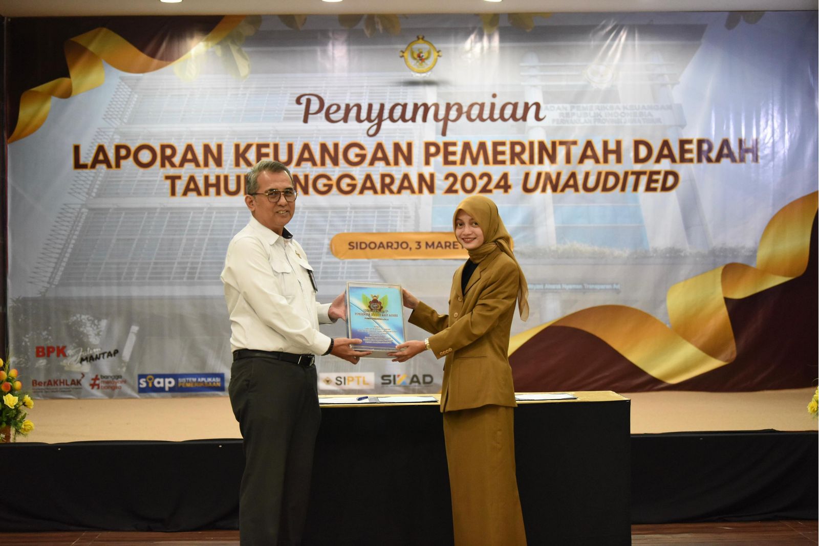 Wali Kota Kediri, Mbak Vinanda Serahkan LKPD kepada BPK Perwakilan Jawa Timur | Bongkah.id